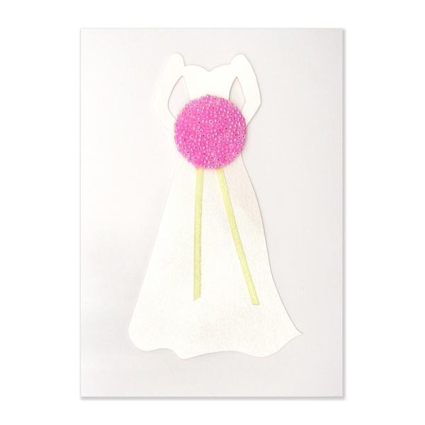 サイズ：約横幅18.5×縦幅13.4cm（封筒のサイズ）※定形外郵便物OKブランド：ポータルデザイン：結婚 お祝い ドレス ブーケ 白色 ピンクポータルの二つ折りグリーティングカードです。カードの表には、純白のドレス。ブーケの部分がピンクの...