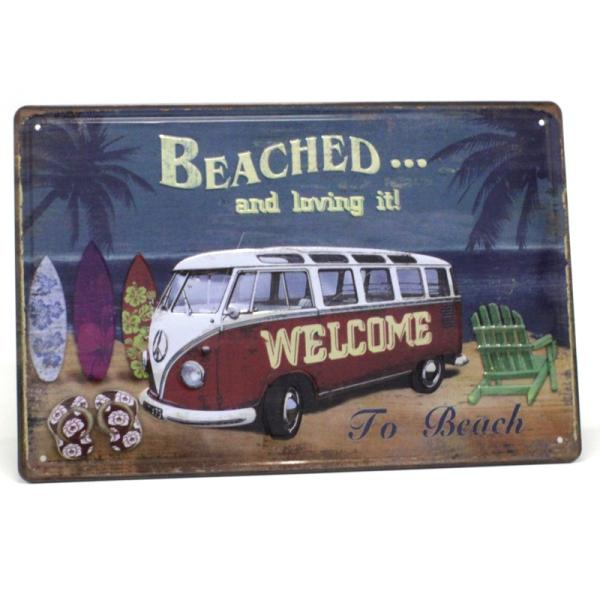 サイズ：約縦20.0×横30.0cm※定形外郵便物OKデザイン：アメリカ ガレージ 看板 バス ビーチアンティーク調のメタルプレートビーチとバスが描かれたアメリカンなメタルプレートです。表面はエンボス加工されている為、光の反射がイラストをよ...