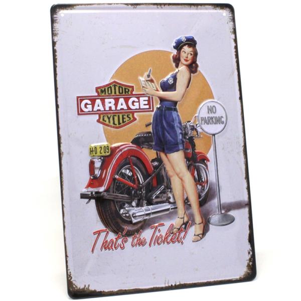 サイズ：約縦20.0×横30.0cm※定形外郵便物OKデザイン：アメリカ ガレージ 看板 バイクアンティーク調のメタルプレート女性とバイクが描かれたアメリカンなメタルプレートです。表面はエンボス加工されている為、光の反射がイラストをより美し...