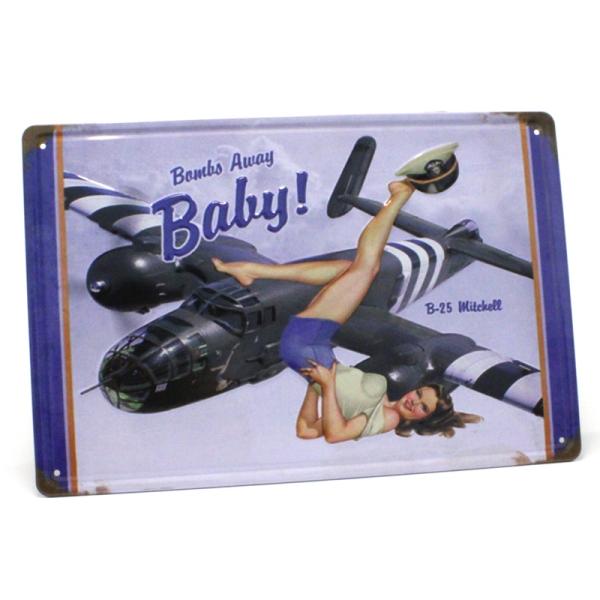 サイズ：約縦20.0×横30.0cm※定形外郵便物OKデザイン：アメリカ ガレージ 看板 ポスター アンティーク調のメタルプレート女性と飛行機が描かれているアメリカンなメタルプレートです。表面はエンボス加工されている為、光の反射がイラストを...