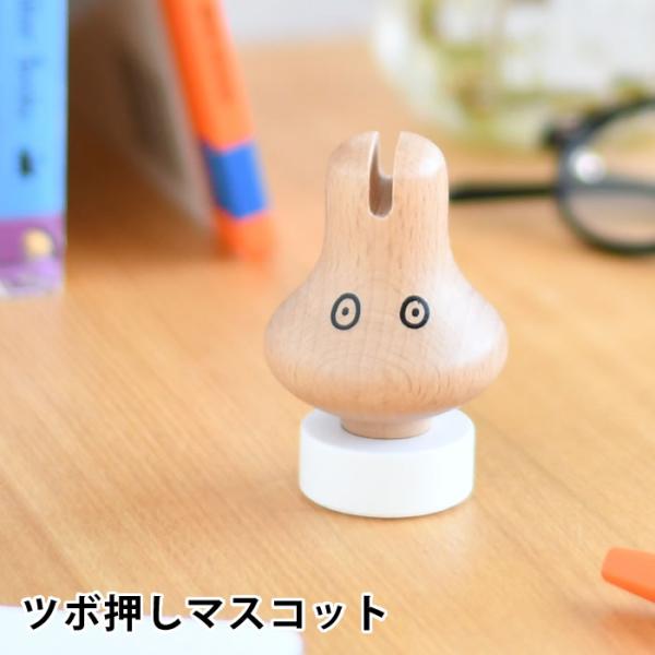 商品名ミッフィー マスコット商品詳細サイズ本体：約 Φ7×D8.5cm　　 （スマホを立てかけられる溝の幅は約1.3cm）パッケージ：約 W8×H8×D9.5cm重量約29g素材天然木（ラッカー塗装）原産国ベトナム備考※本来の目的以外に使用...