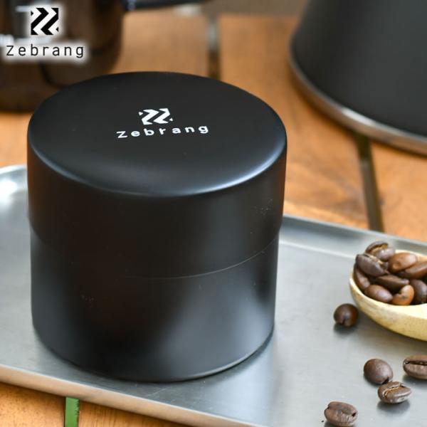 商品名Zebrang コーヒーキャニスター 50G商品詳細サイズ約 Φ7.2×H6.5cm重量約70g容量コーヒー豆（粉）50g素材本体：鋼板（メッキ、黒色プリント）内蓋：ポリプロピレンパッキン：熱可塑性エラストマー原産国日本備考※食器洗い...
