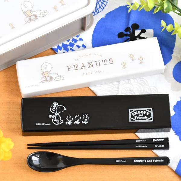 商品名スヌーピーブラック ピーナッツ 引きフタコンビ商品詳細サイズケース：約 W19.1×H1.8×D4.8cmお箸、スプーン：18cm重量約88g素材本体、スプーン：ABS樹脂フタ：AS樹脂箸：メタクリル樹脂シリコーンパーツ：シリコーンゴ...