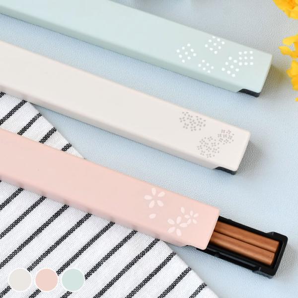 商品名はるひらり 箸＆ケース商品詳細サイズケース：約 W19×H1.3×D2.7cm箸全長:約18cm重量約41g素材ABS樹脂、ポリプロピレン、天然木仕様箸先にすべり止め加工原産国日本備考箸のみ食洗機、使用可能。※その他、使用開始前に必ず...