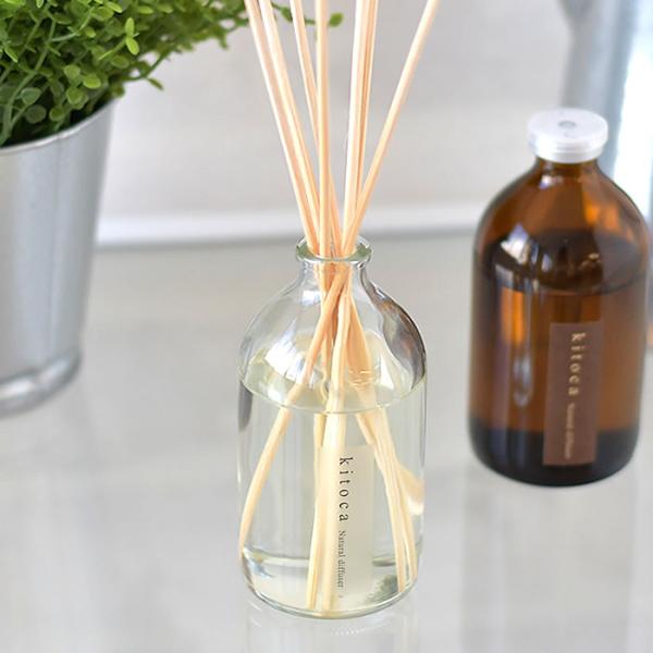 商品名木と果 90ml ディフューザー商品詳細容量約90ml芳香期間 約1〜2ヶ月※使用環境により誤差がありますサイズ約 Φ5.2×D10.5cm※リード長さ 約22cm重量約179g素材ガラス原産国日本備考※リードディフューザーやディフュ...