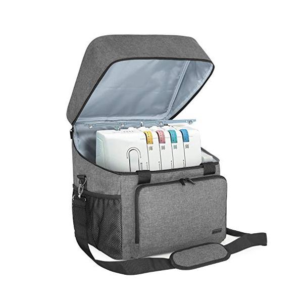 ・グレー  ・・Color:グレー・広い開口部でロックミシンの取り出しが簡単です。ポケットが多くあり、フットコントローラー、ぬい糸、針、掃除用ブラシ、取扱説明書などのアクセサリーを収納することができます。・丈夫なナイロン製で、中身にクッショ...