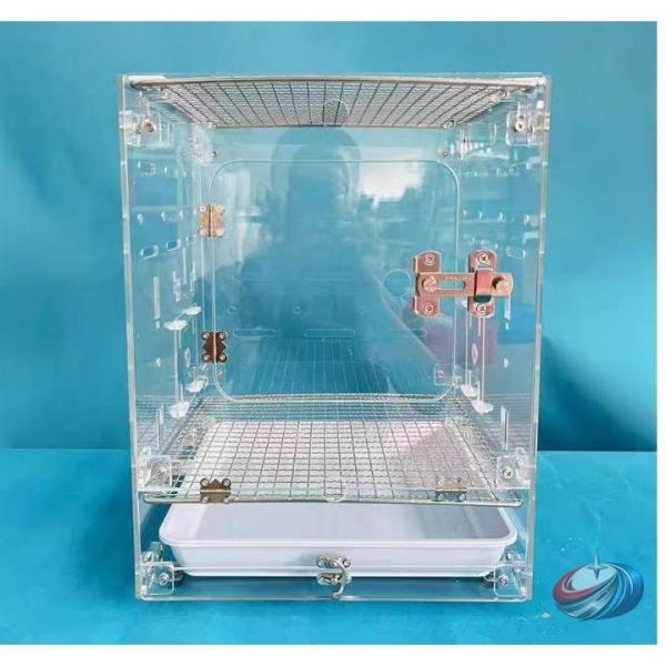 小型、中型、大型の3種類のサイズから選ぶことができます。鳥の種類や大きさに合わせてお選びください。安全で耐久性があり、清潔で管理が便利なアクリル鳥かご。鳥を傷つける心配がありません。臭いや錆びがないので、いつでも快適な環境を提供します。環境...