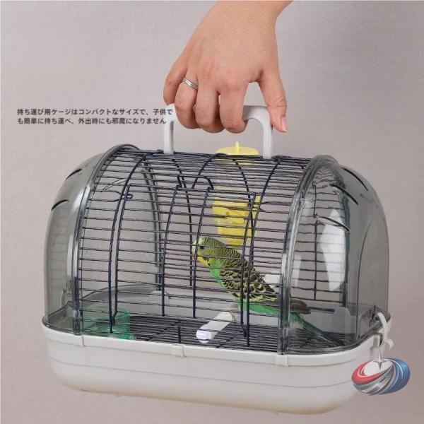 鳥用キャリー グレー ブラウン ブルー◆ロック付き大型扉出し入れや掃除をする際に、使い勝手のいい大きな正面扉。ロック付きなので、小鳥が扉から逃げ出すこともありません。◆通気性抜群ケージの中心部は金網になっているため、通気性がよくケージ内の空...
