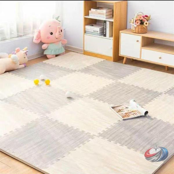 サイズ:60*60cm敷くだけで簡単にフローリング仕様。好きな形につなげて敷けるクッション性のある「やわらかウッディマット16/32/64枚組」木目調なので、つなぎ目が目立ちにくい。【安心＆】赤ちゃんのいるご家庭でも安心してお使いいただける...