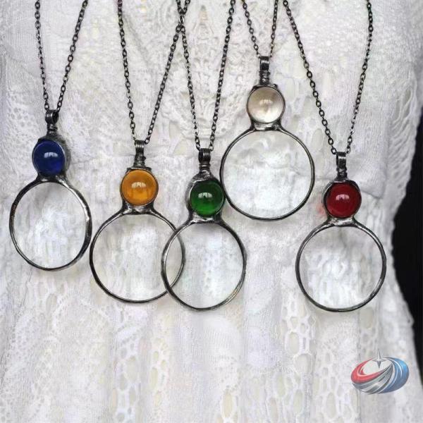 携帯に便利なネックレスチェーン付きのルーペです。アンティーク調のデザインがおしゃれ♪【サイズについて】画像をご参照ください。【素材について】合金、他【カラーについて】生産ロットにより柄の出方や色の濃淡が異なる場合がございます。お使いのモニタ...