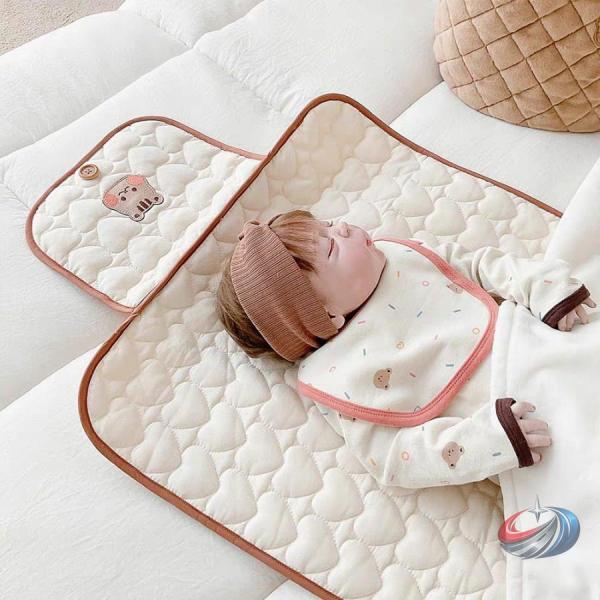 ナチュラルな雰囲気のキルティングデザインにアニマルのパッチワークがとってもキュート　マルチに使える防水マット裏面は撥水性抜群のポリエステル素材なので汚れても水分が染み込みにくくサッとふき取ればきれいになるのでおむつ替え時に安心してお使い頂け...