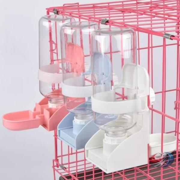 ペット用ケージにぶら下げるタイプの小動物用給水器です。ウォーターボトルがついていてエサを入れるケースがセットになっています。鳥、うさぎ、犬、猫など色々なペットに対応しています。カラーブルー  ピンク  ホワイト【サイズについて】画像をご参照...