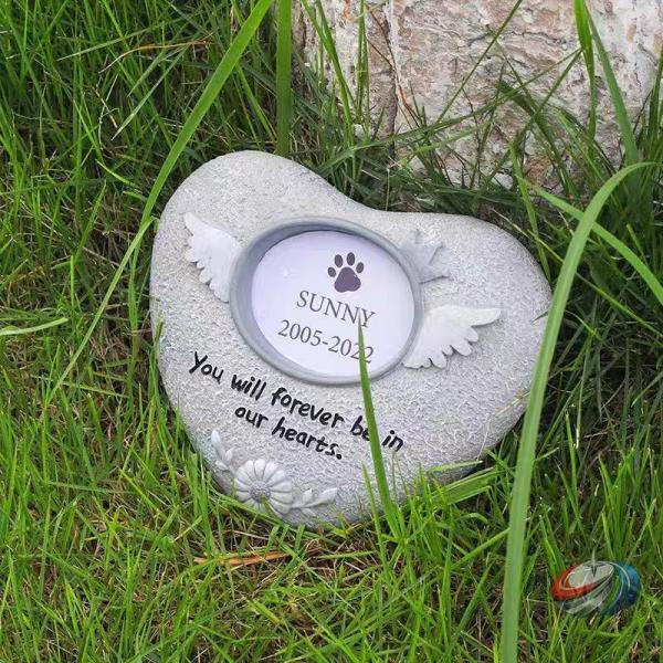 材質 防水樹脂製で、本物の石のような外観と手触りです。大切なワンちゃんのレジン製メモリアルプレートです。お庭の一角にペットのお墓、墓石として、また、室内の仏壇・仏具としてもお使いいただけます。
