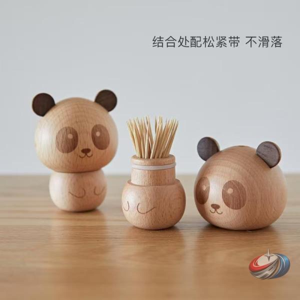 食卓にあると便利な爪楊枝入れです。コロンとしたフォルムのパンダが可愛い?サイズについて画像をご参照ください。素材について木カラーについて生産ロットにより柄の出方や色の濃淡が異なる場合がございます。お使いのモニターや撮影時の光の加減などにより...