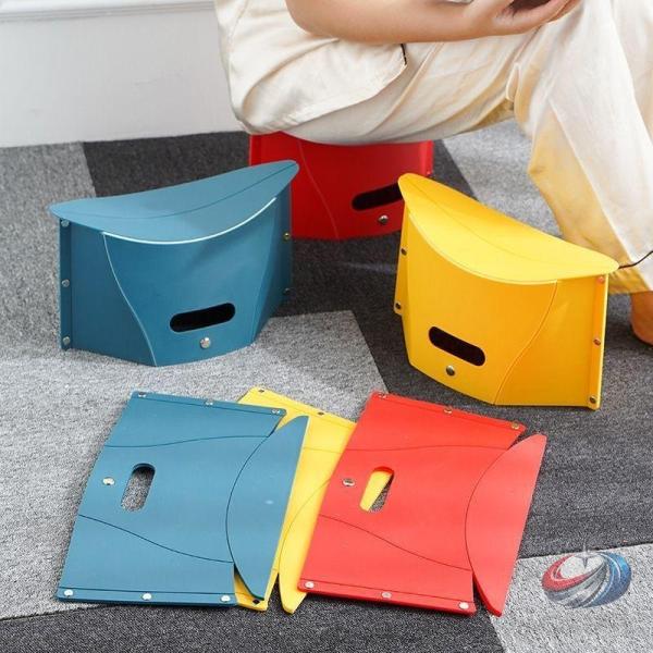 【折りたたみ可能なデザイン】スツール 折り畳み使用しないときは折りたたんで保管するだけです，冷蔵庫やソファーなど家具の隙に入れられ。折り畳む状 態の厚みは僅か3.5cmで、携帯電話よりも薄く、バックパックに入れて、どこにでも簡単に持ち運べま...