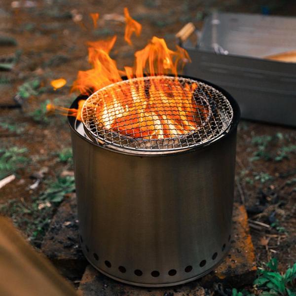 【商品説明】二次燃焼効果が高い為、通常燃焼時に起こりがちな白煙なども燃やし切り、煙が出にくく、火力も強い構造となっています【仕様(スペック)】33×34cm(外径×高さ）燃焼部サイズ：17×23cm(口径×深さ)収納サイズ35×35cmゴト...