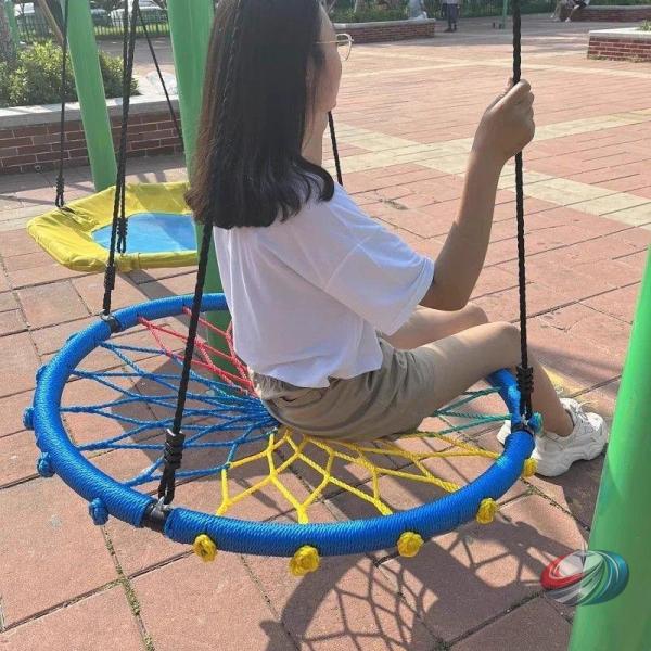 【吊り下げ式 ブランコ の素材】吊り下げ式 ブランコ のロープはPEロープから純粋に手作りされており、健康的で環境に優しく、丁寧な仕上がりで、エッジや角がなく、滑らかで滑らかです。ブランコは4つの鉄製フープで構成されており、取り外し可能で取...
