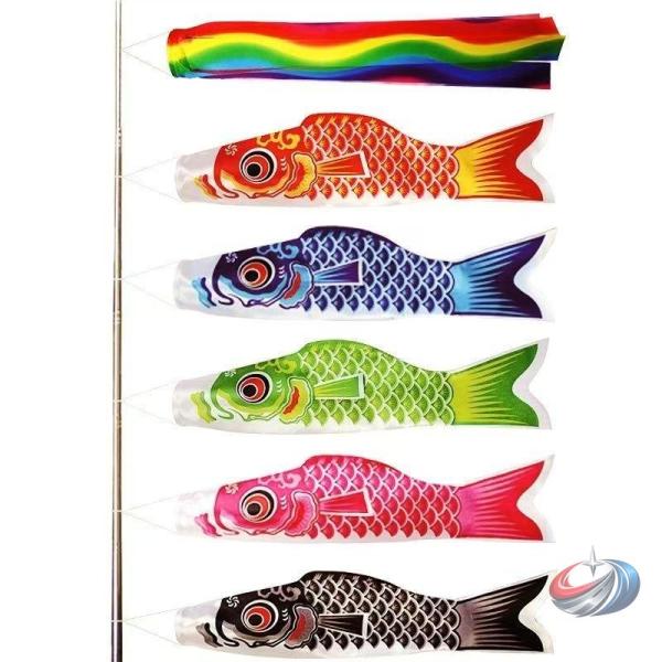★光沢のあるポリエステル生地のカラフルな鯉のぼりで?お子様の将来が美しく彩られるようにと願いを込めて作られました。★織機によって規則正しい幾何学模様を生地に織り込む事で?泳ぐ度にキラキラ輝く豪華絢爛な美しい鯉のぼりに仕上がっています。★ヒレ...