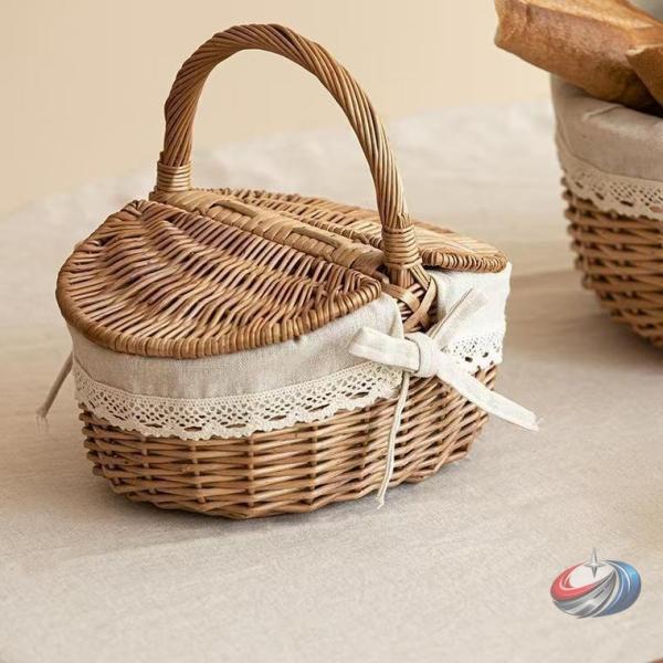 ■商品詳細仕様:素材: 籐 + リネン布※サイズはSサイズとLサイズがございます。詳細は写真にてご確認ください。パッケージ付属:1 × ピクニックバスケット《サイズバリエーション》S／L※ご注意※海外輸入品についてはの説明書がない場合があり...