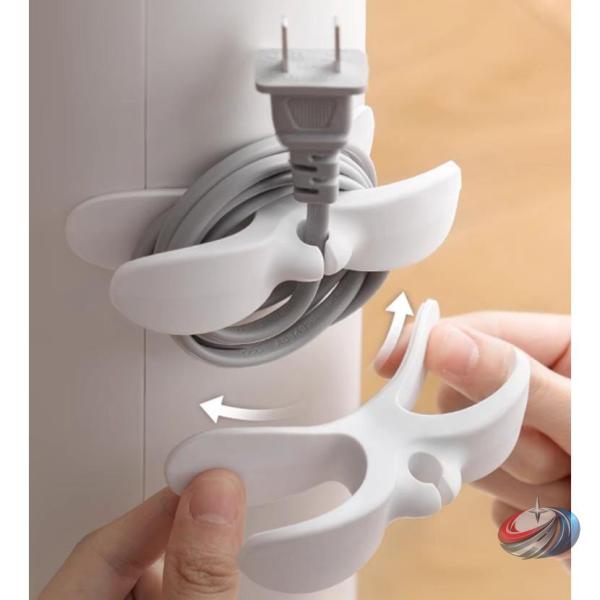 電源コードをスッキリまとめる便利アイテム♪シリコン製のコードホルダーです。両面テープで貼り付け簡単＆穴あけ不要☆【素材について】シリコン他【カラーについて】生産ロットにより柄の出方や色の濃淡が異なる場合がございます。お使いのモニターや撮影時...