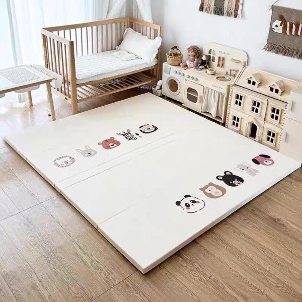 【安全材質使用】表面は柔らかな水溶性PU素材とコア（プレス）技術により作られています。生地は接着剤などの有機溶剤を使用していないので、赤ちゃんが噛んだり舐めたりしても大丈夫。安心・安全な製品です。【折り畳み式・幅広い用途】折りたためるので片...