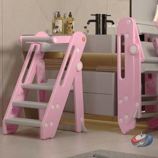 安全素材・滑り止め子供用折りたたみステップスツールは、耐久性に優れた安全素材で作られており、しっかりとした質感を持っています。滑り止めの足と頑丈な構造で、フェンスとハンドルも付いているので、小さなお子様でも安心してお使いいただけます。フェン...