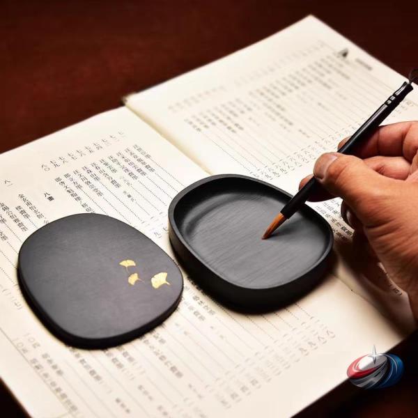 1.種類：歙州硯2.水を濡らさず、寒さで凍らず、良質の石硯は多くの書道名者から賞賛されています。実用的かつ経済的、書道愛好家への完璧な贈り物としては人気があります。3.使用用途：日常書道・半紙用 小学生の書道バッグに入るサイズ。天然の石のた...
