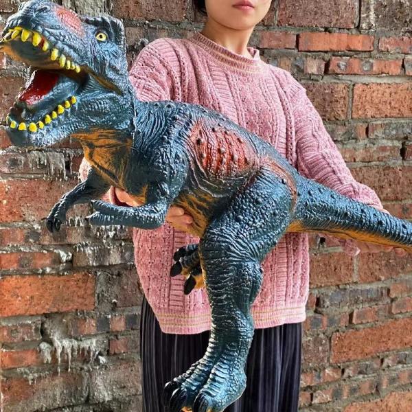 サイズ高さ約39.5cm×縦約73cm×横約33cm重量約1000g素材 ゴム、プラスチック、人工綿※お腹のボタンを押すと音が流れます（中国語）。恐竜の鳴き声もありますが、必要ない場合緑のボタンを外してもらったら綿があるだけですので問題なく...