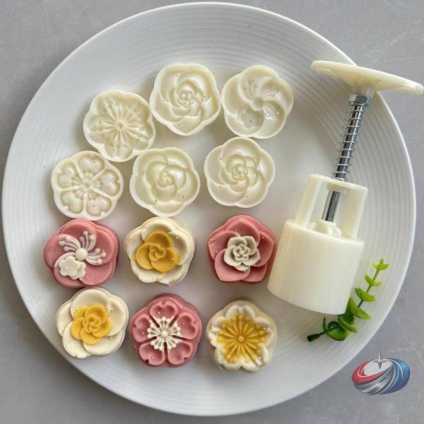 ??【高品質素材】：食品グレードのABS樹脂で作られるので、非毒性、無臭、容易に使う、ご安心に使用ください。??【パッケージ内容】：本体+模様花片6枚、6種類の花型スタンプが含まれていますから、好きな形の月餅、ケーキ、お菓子を作ることができ...