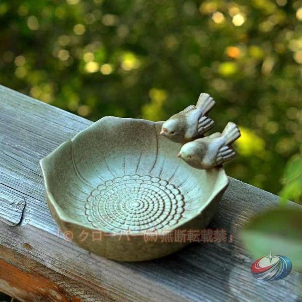【商品名】　バードバス 外付け 鳥 水浴び容器 バスタブ 小鳥用 水浴び 容器 陶器 砂浴び 多用途 小鳥用エサ~水入れ バードフィーダー 餌入れ プラ【商品説明】　【 野鳥の観察ができる 】：お庭でバードウォッチングが楽しめます。この鳥の...