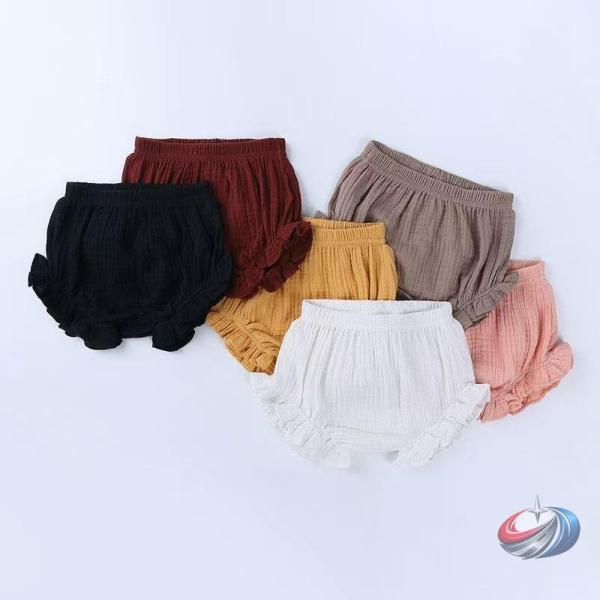 裾の部分にフリルのついたかぼちゃパンツタイプのブルマパンツです。おむつの上からショートパンツ代わりに -ワンピースを着た時の見せパンとしても活躍しそうなアイテムですね！【サイズについて】画像をご参照ください。【素材について】綿混