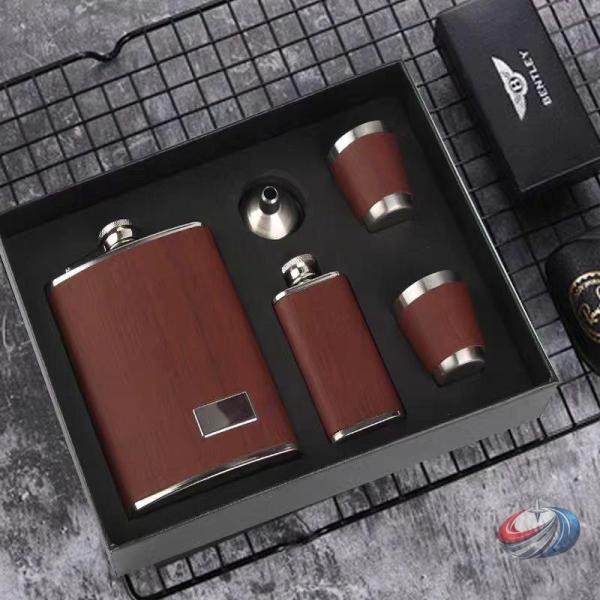 ● 容量：9オンス● 寸法：15.1 Cm X 8.3 Cm X 2.1 Cm● 素材：ステンレススチール+レザーケース、100％漏れ防止● 2つのフラスコ（大きなヒップフラスコ：9オンス、小さなヒップフラスコ：2オンス）、2つのステンレス...