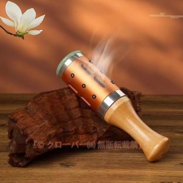 商品名：温灸器サイズ：15.5*4*.37cm素材：木材+アルミ合金+ヒスイ(1)温灸器の熱源は・切り艾プレミアム 30：1 直径1.8cm・高さ2.7cmでご使用ください。（付属無し）(2)特徴素早い熱伝導率・小型ハンディタイプでどこでも...