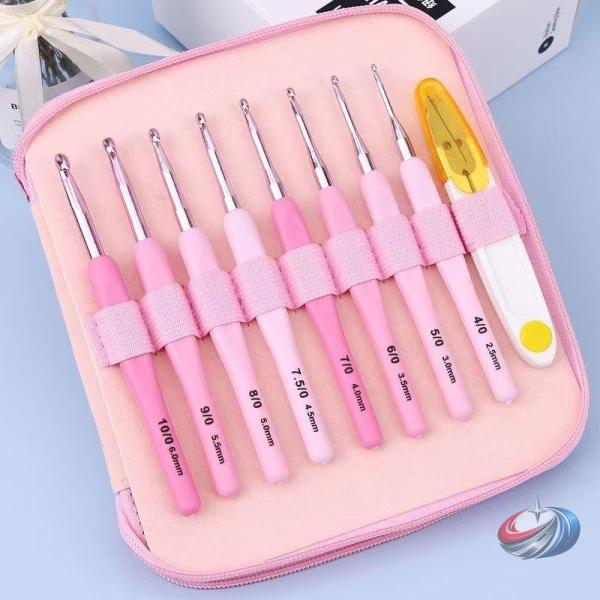 ポップなカラフルのソフトラバーのかぎ針セットです。カギ針を収納できるレザーケース（puレザー）と編み物小物が付属します。各サイズでカラーが違うので見た目もキュートな上、管理もしやすい！ソフトグリップは手に優しくフィットして持ちやすく、長時間...