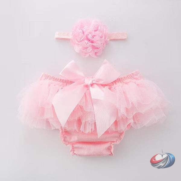 ベビーちゃん向けのサテンのリボンがかわいいフリフリシフォンブルマが登場です。こんなかわいいショートパンツ（オーバーパンツ）はめずらしいですよ♪たっぷりボリュームのフリル！肌触りもとってもよいから、履き心地も抜群です！！Mサイズは （9-18...