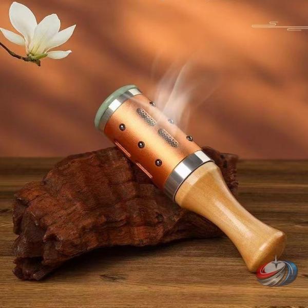 商品名：温灸器サイズ：15.5*4*.37cm素材：木材+アルミ合金+ヒスイ(1)温灸器の熱源は・切り艾プレミアム 30：1 直径1.8cm・高さ2.7cmでご使用ください。（付属無し）(2)特徴素早い熱伝導率・小型ハンディタイプでどこでも...