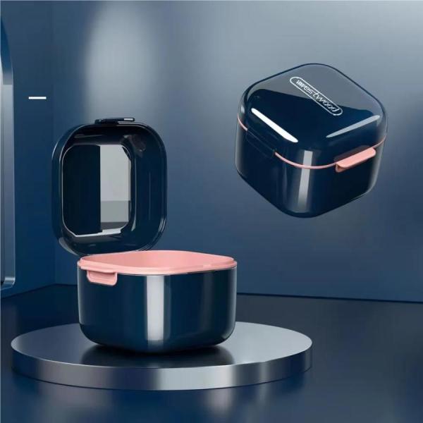 ◆商品情報【使用方法はカンタン！入れ歯を清潔で安全に保管出来ます】パカッと開いてカチッと閉まり！入れ歯の出し入れもカンタンです。入れ歯のお手入れの際、水切りのバスケットが入った二重構造は、使用後の洗浄液に触れませんので衛生的でかつ便利です。...