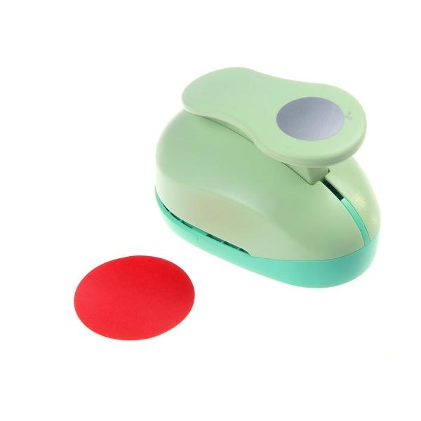 クラフト穴あけパンチは、誰でも簡単に丸型を抜くことができ、立体作品やイベントの装飾として使用出来、大人からお子様まで幅広い年齢層にご使用いただけます。カッター部分は金属製ですが、3歳児でもスリットに指が入ってしまうことがなく