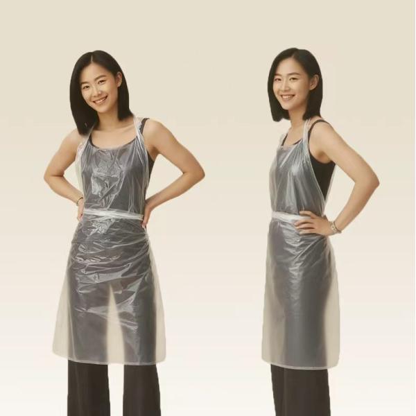 【商品名】使い捨てPEエプロン（個包装タイプ）厚手タイプの使い捨てエプロンです。防水・防油仕様で、水や油汚れから衣服をしっかりガード。飲食業・美容業・清掃など、幅広いシーンでお使いいただけます。個別包装で衛生的、携帯にも便利です。