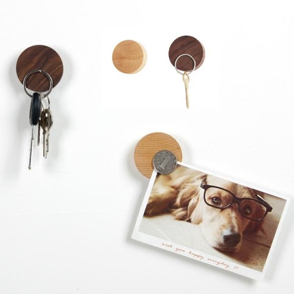 落ち着いていて高級感のある天然木、清潔感があって明るいナチュラルでおしゃれ、木の風合いがナチュラル空間でスタイリッシュにとけ込ます。強力両面テープでの取付なので、壁に穴を開ける必要がございません。どこでも手軽に取付可能ですまた、マウントを壁...