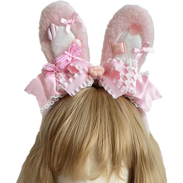女の子が大好きなものを全部詰め込んだ、甘いテイストのうさ耳カチューシャです。肌触りがいいふわふわのファーは、顔周りを華やかにしてくれる淡いピンク。そこに大きめリボンやフリル、キャンディ、ハートなどでデコレーションし、とことん可愛い雰囲気に仕...