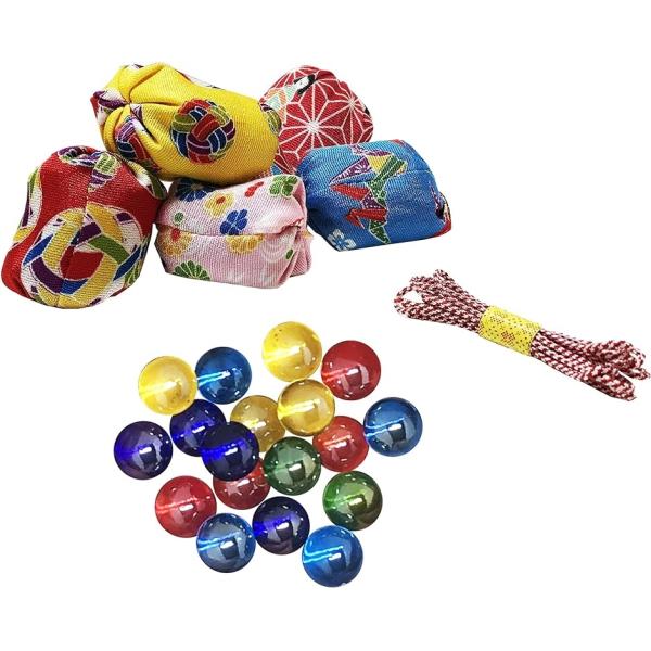 バリエーションコード : 2B6GV2S9YO・「古き良き日本の民芸玩具」手で遊ぶ代表的な民芸玩具、お手玉、ビー玉、あやとりをセットにしました。最近の子供にはなじみがない玩具なのでおじいちゃん、おばあちゃんに教えてもらいながら遊んでみよう。...