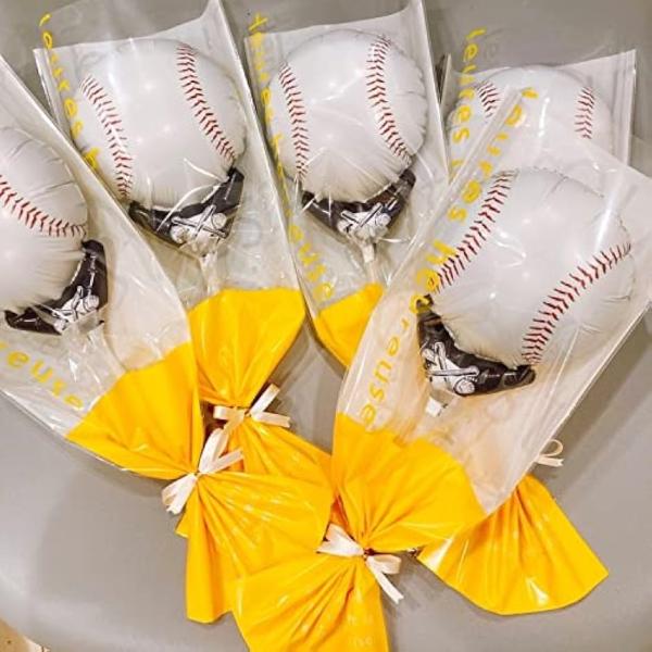 野球ボール型のバルーンブーケ