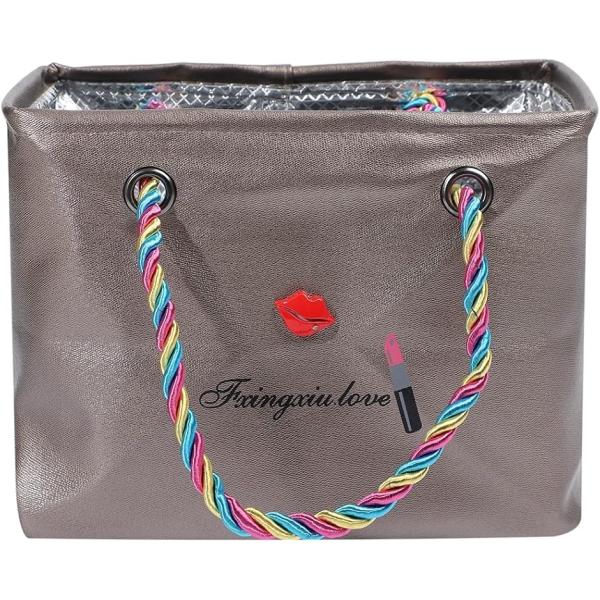 バリエーションコード : 2B4I84L5NYシャンプーやタオルの持ち運びにお使い頂けるスパバッグです。底面はメッシュ生地ですので通気性も良くなっております。高さのあるバッグですのでボディソープや洗顔料など大きなボトルでも持ち運びができます...