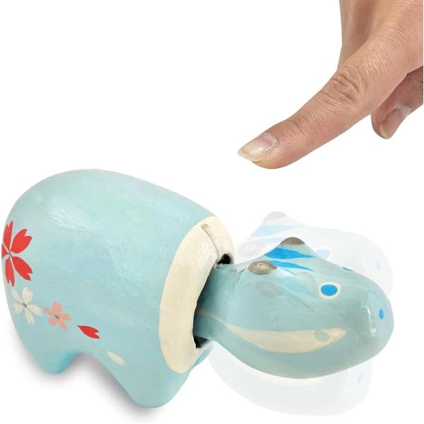 バリエーションコード : 2B4Q2F20VL・「福島県会津地方の郷土玩具赤べこ」赤べこは福島県を代表する民芸品です。赤に下塗りした牛の型に、黒の斑点と白の縁取りを絵付けした張り子人形です。また、赤べこは首の部分が動くように設計されており、...