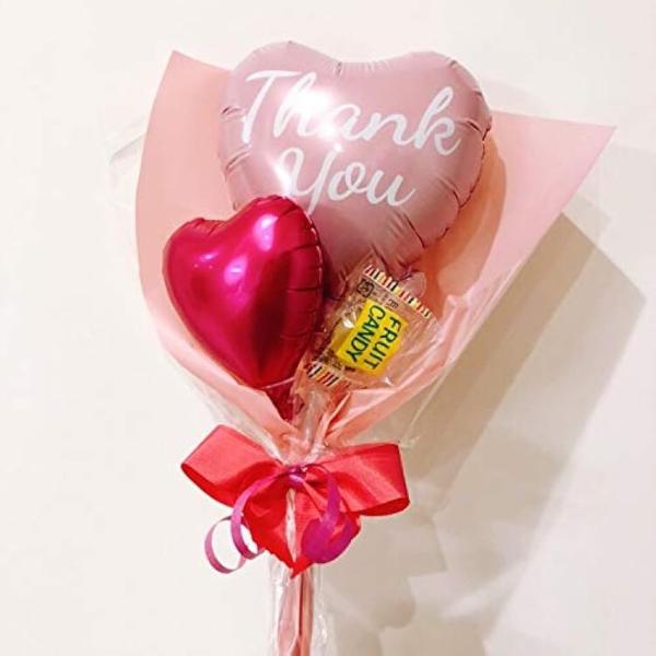 バリエーションコード : 2BILY20WUR20x26ｃｍのサンキューバルーンブーケ思わず笑顔になれるキュートなギフトですありがとうのお礼を伝えたいときに。心をこめてラッピングしたあと、ケーキ箱に入れています