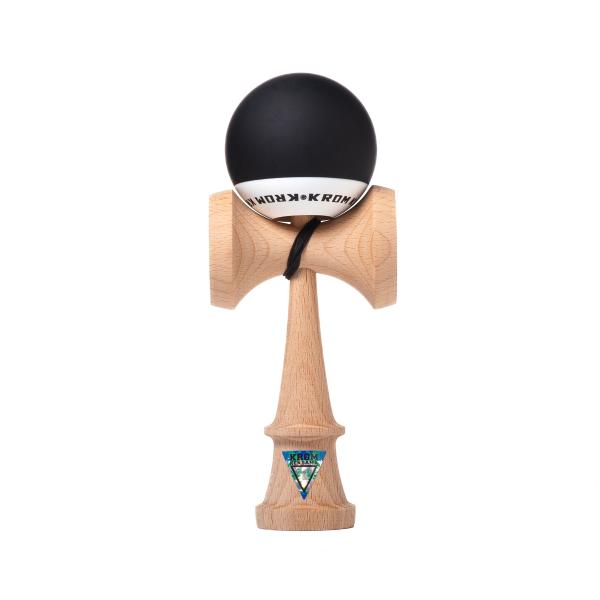 バリエーションコード : 2B8XIIT6YNデンマークのブランド「KROM Kendama」の新たなベーシックなラインである「KROM POP」シリーズ「ブラック」カラー。「KROM POP」技が決まりやすいように設計された、初心者にもお...