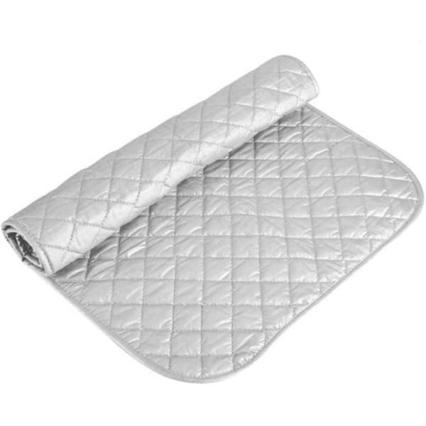 ・持ち運びに便利なアイロンマットです。・表面は銀メッキコーティングを施しており、耐熱、汚れに強く作られております。・中綿に綿生地もはいっていますので、台を傷つけることはございません。・丸めて収納することで場所も取らず、重さもないため出し入れ...