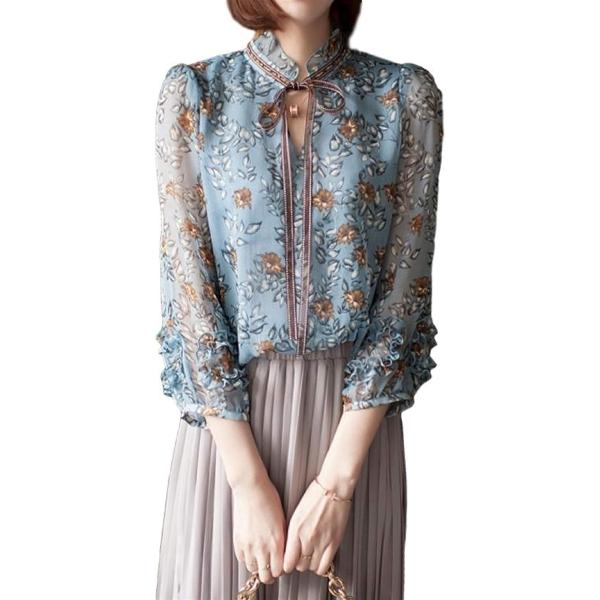 バリエーションコード : 2B6ILU3211・素材構成: ポリエステル100％・軽くて透け感のあるふんわりシフォン素材で肌触りが良く上品で清楚なブラウスです。・襟の可愛い細リボンと袖にフリルを付けてガーリーに。透け防止の裏地には柔らかラメ...