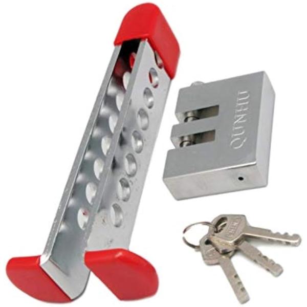 ペダルロック（赤い保護カバー付き）になります。大切な愛車の盗難防止用に。。 クラッチやブレーキペダルが踏み込めなくなるように頑丈な金属のキーで完全ロックします。自動車の盗難は驚くほど短時間で行われます。車内を覗き込んで、こんなにゴツくギラギ...